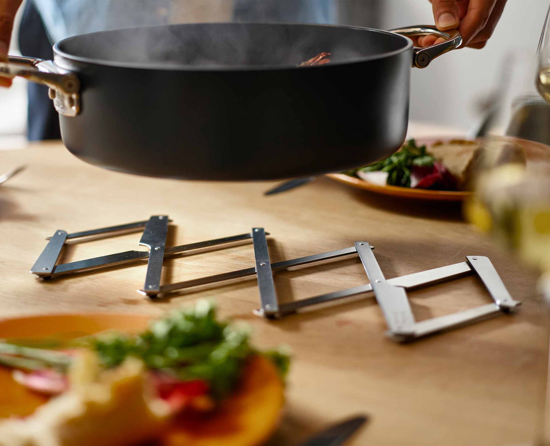 Space Stainless Steel Expandable Trivet | Joseph Joseph UK
