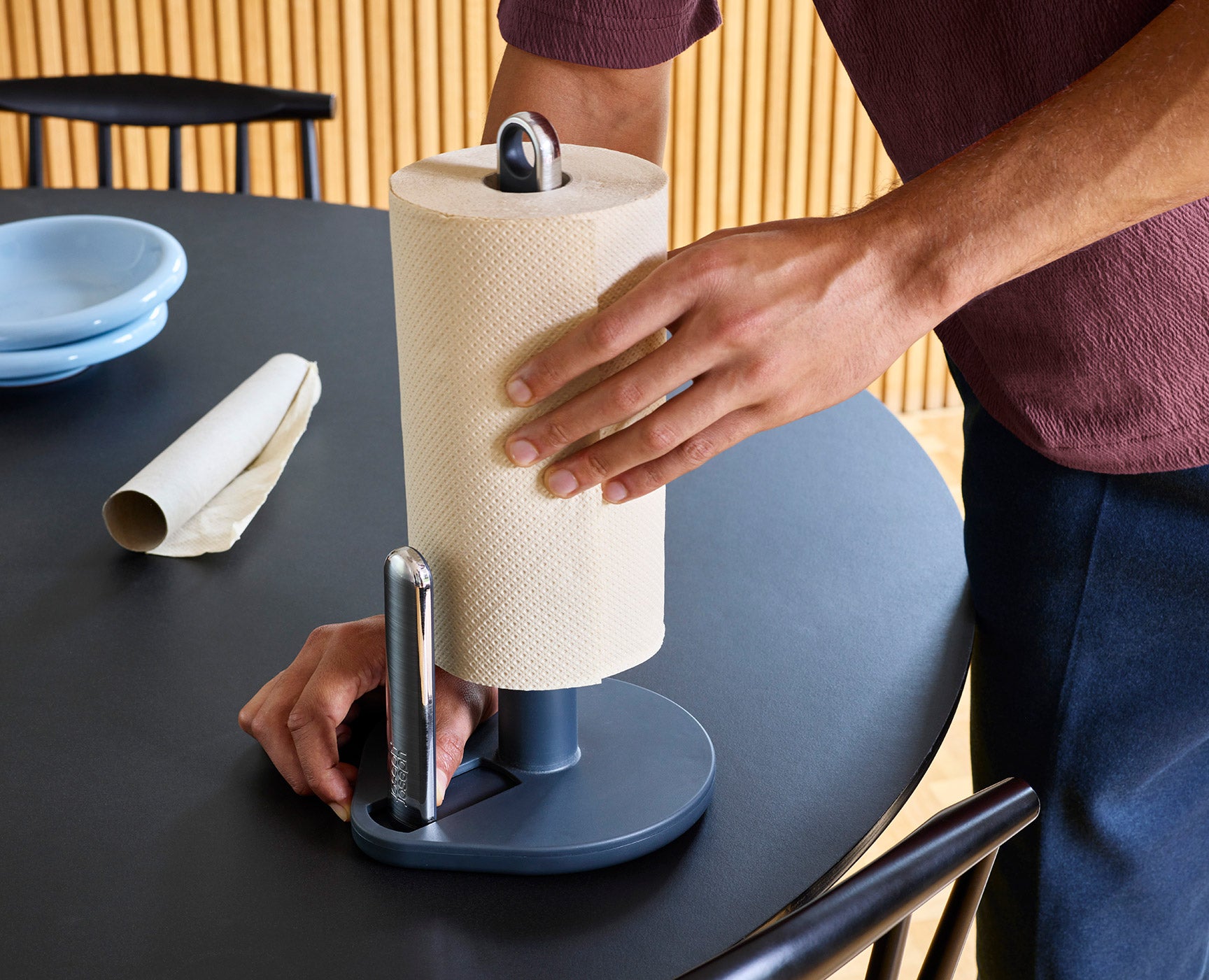 Kitchen Roll Holder with Tension Grip Hold™ | Joseph Joseph UK