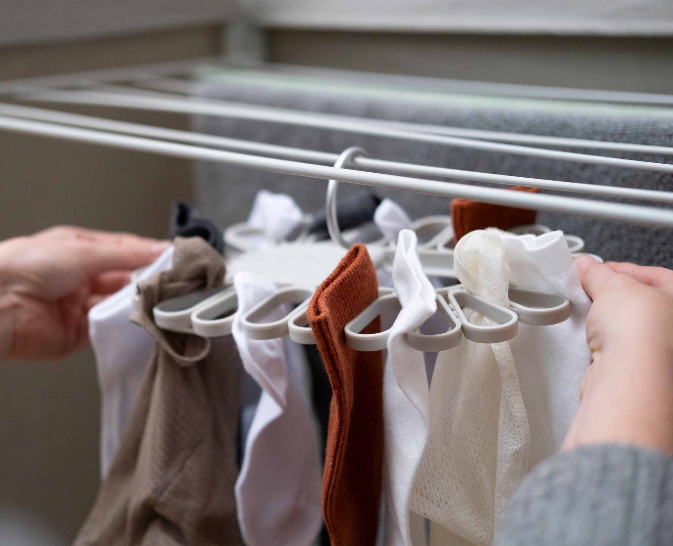 Petal™ 22-piece Sock Hanger With Clips | Joseph Joseph UK