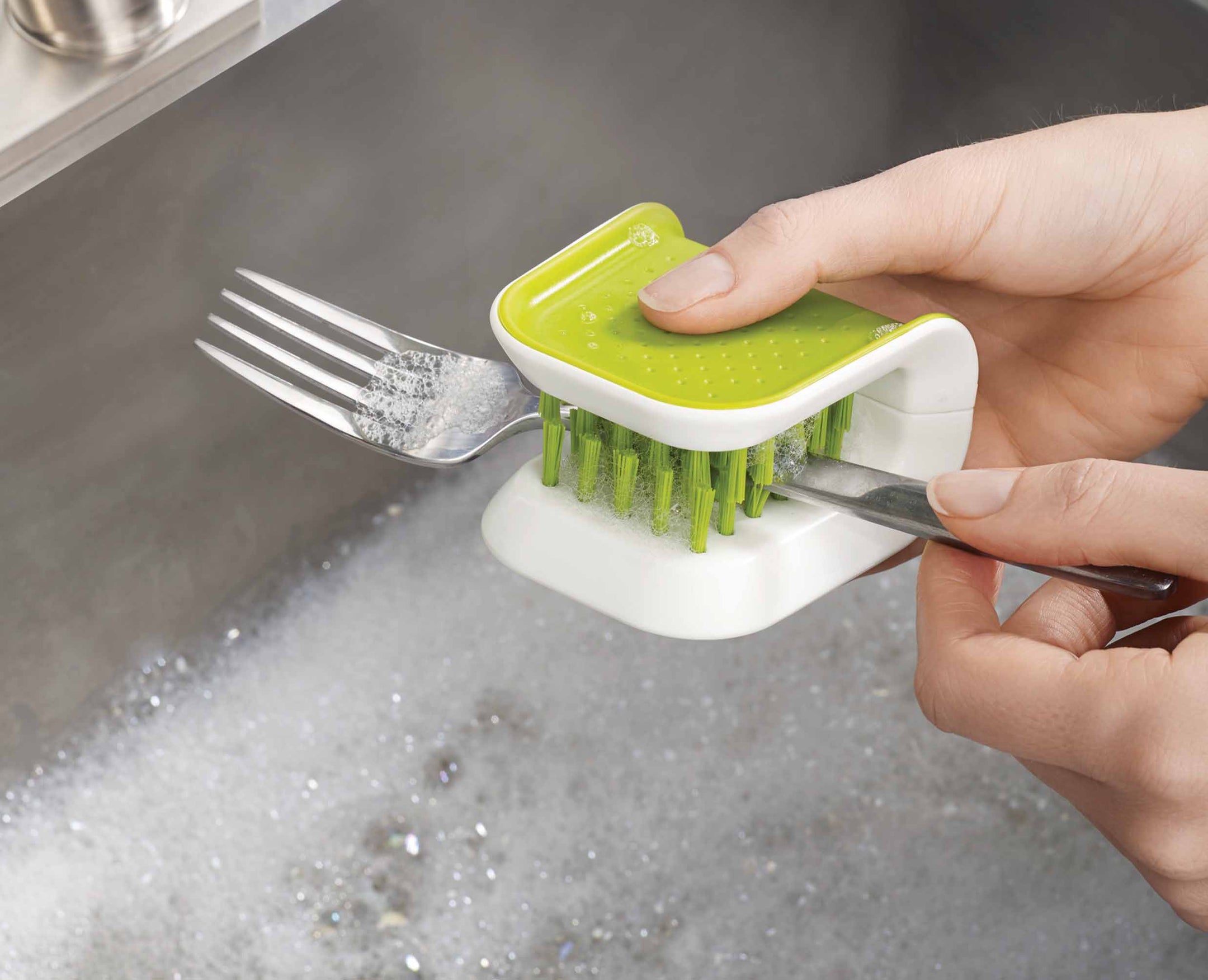 Knife & Cutlery Cleaning Brush - Green | Joseph Joseph UK
